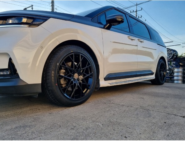 휠 > 장착 사진 > [카니발 KA4 ] 보하이만 F419 플로우포밍 (무광블랙) 20인치 장착사진 - 달려라타이어