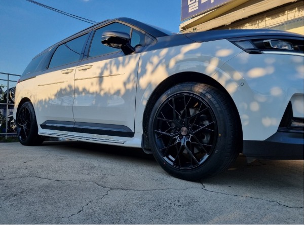 휠 > 장착 사진 > [카니발 KA4 ] 보하이만 F419 플로우포밍 (무광블랙) 20인치 장착사진 - 달려라타이어