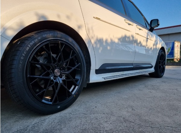 휠 > 장착 사진 > [카니발 KA4 ] 보하이만 F419 플로우포밍 (무광블랙) 20인치 장착사진 - 달려라타이어