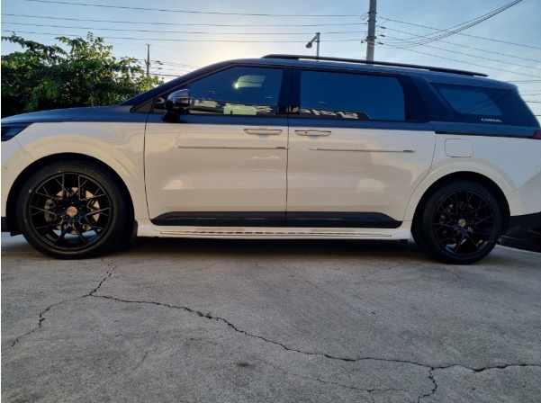 휠 > 장착 사진 > [카니발 KA4 ] 보하이만 F419 플로우포밍 (무광블랙) 20인치 장착사진 - 달려라타이어