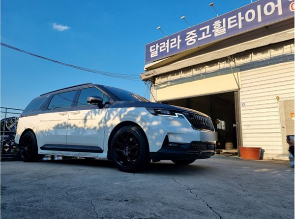 휠 > 장착 사진 > [카니발 KA4 ] 보하이만 F419 플로우포밍 (무광블랙) 20인치 장착사진 - 달려라타이어